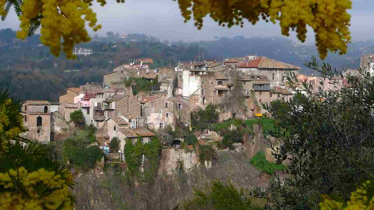 Palloni sospesi avvistati da elicottero su Capena - Roma cronacalive