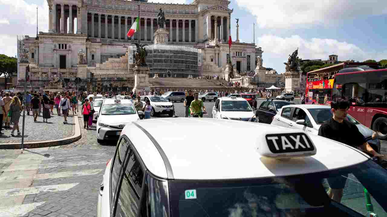 Roma, taxi introvabili: la doppia guida non prende il via - Roma ...
